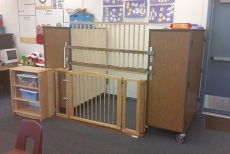 Copil cu nevoi speciale tinut in cusca la scoala