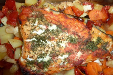 File de somon cu legume la cuptor