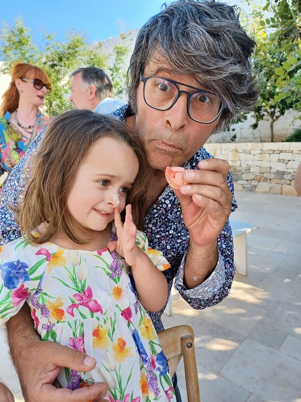 O femeie tânără are doi copii cu un bărbat cu 23 de ani mai mare | Qbebe.ro