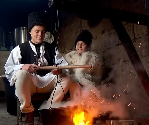 Doi frați ciobani duc tradiția familiei mai departe | Qbebe.ro