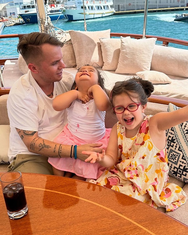 Fiica cea mică a lui Codin Maticiuc a împlinit 2 ani | Qbebe.ro